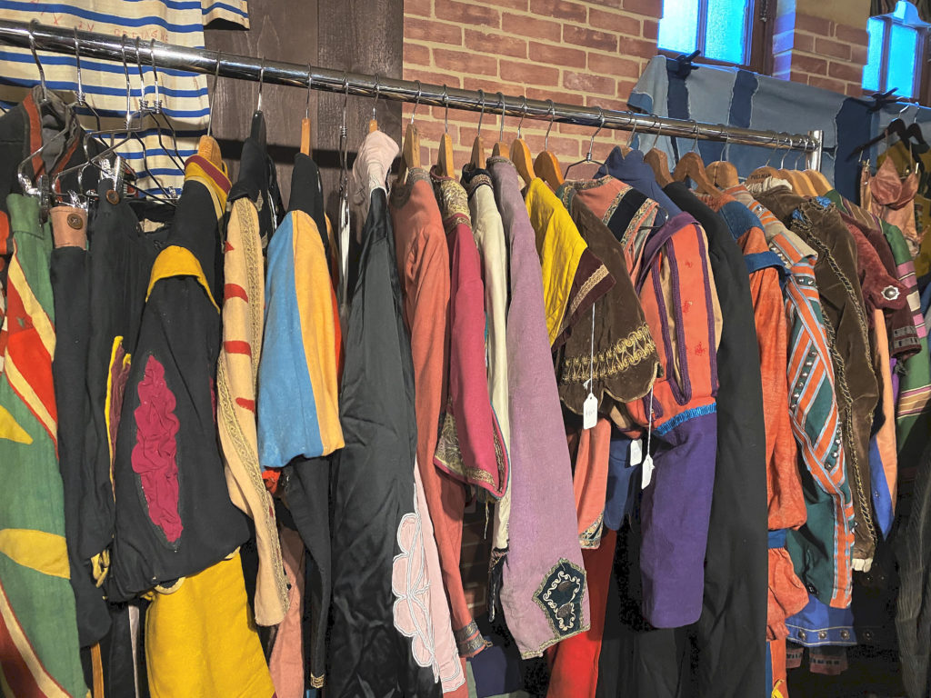 Same Place, New Faces At Threadbare Show - Antiques And The Arts ...